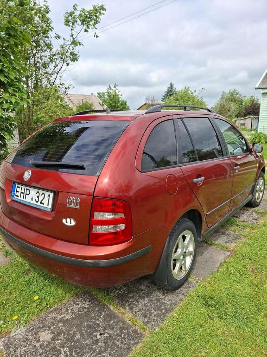 Красный Шкода Фабия 2002 в Паневежис, объемом двигателя 1.90 л и пробегом 300 тыс. км за 1000 €, фото 1 на AUTOMOTO.COM.LV