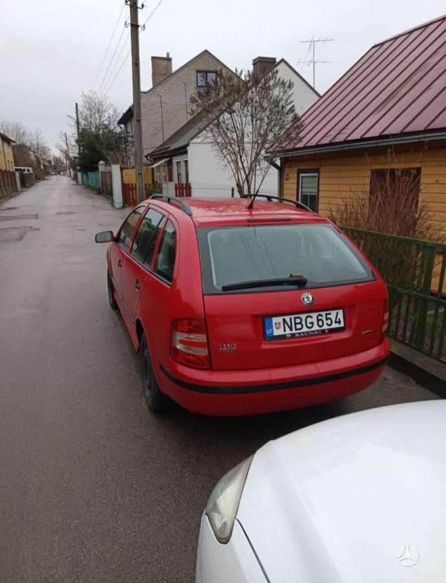 Sarkans Skoda Fabia 2006 Kauņa, ar dzinēja tilpumu 1.50 L un nobraukumu 250 tūkst. km par 1200 €, foto 1 vietnē AUTOMOTO.COM.LV