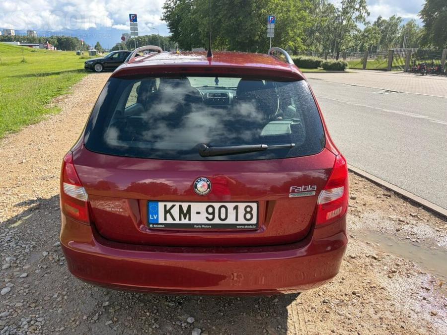 Red Skoda Fabia 2008 in Riga, with an engine capacity of 1.40 L and mileage of 217 thousand km for 1900 €, photo 4 on AUTOMOTO.COM.LV