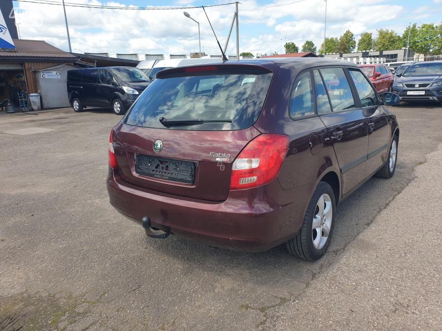 Sarkans Skoda Fabia 2010 Kauņa, ar dzinēja tilpumu 1.60 L un nobraukumu 380 tūkst. km par 2250 €, foto 6 vietnē AUTOMOTO.COM.LV