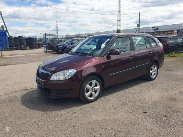 Sarkans Skoda Fabia 2010 Kauņa, ar dzinēja tilpumu 1.60 L un nobraukumu 380 tūkst. km par 1999 €, foto 2 vietnē AUTOMOTO.COM.LV