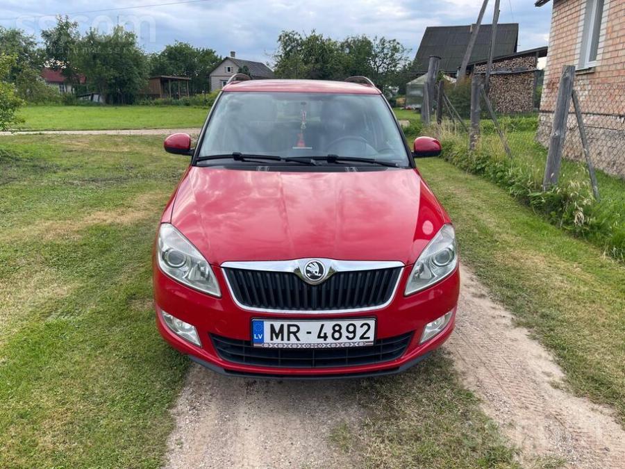 Red Skoda Fabia 2014 in Balvi, with an engine capacity of 1.90 L and mileage of 249 thousand km for 4000 €, photo 1 on AUTOMOTO.COM.LV