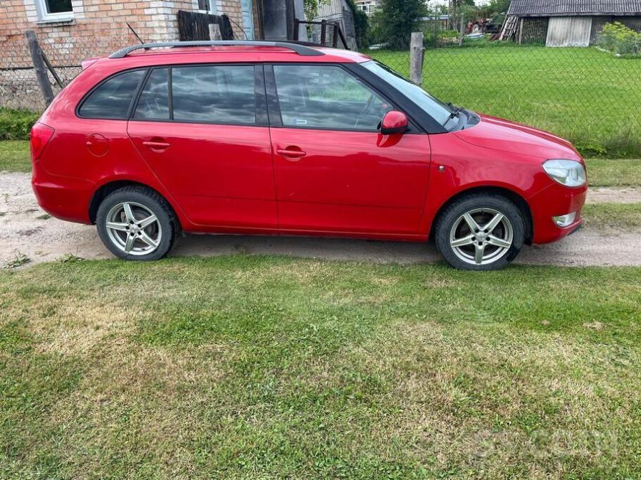 Red Skoda Fabia 2014 in Balvi, with an engine capacity of 1.90 L and mileage of 249 thousand km for 4000 €, photo 6 on AUTOMOTO.COM.LV