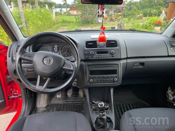 Red Skoda Fabia 2014 in Balvi, with an engine capacity of 1.90 L and mileage of 249 thousand km for 4000 €, photo 10 on AUTOMOTO.COM.LV