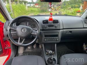 Red Skoda Fabia 2014 in Balvi, with an engine capacity of 1.90 L and mileage of 249 thousand km for 4000 €, photo 10 on AUTOMOTO.COM.LV