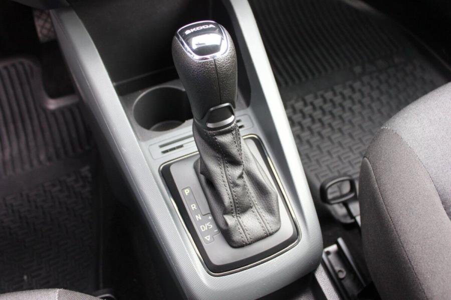 Skoda Fabia 2021 in Jelgava, with an engine capacity of 1.00 L and mileage of 113 thousand km for 8428 €, photo 12 on AUTOMOTO.COM.LV
