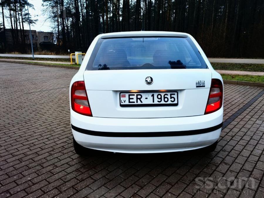 White Skoda Fabia 2002 in Ogre, with an engine capacity of 1.40 L and mileage of 210 thousand km for 850 €, photo 8 on AUTOMOTO.COM.LV