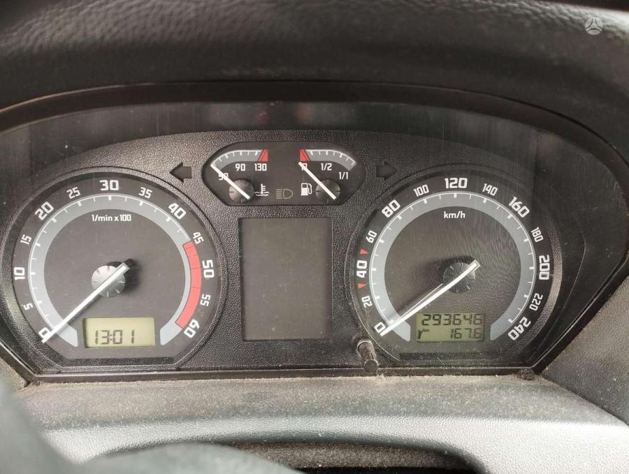 White Skoda Fabia 2005 in Anyksciai, with an engine capacity of 1.90 L and mileage of 294 thousand km for 1100 €, photo 8 on AUTOMOTO.COM.LV