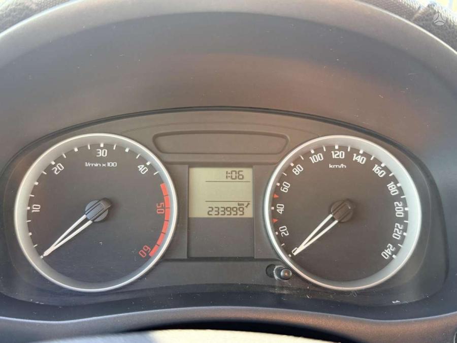 Balts Skoda Fabia 2008 Viļņa, ar dzinēja tilpumu 1.40 L un nobraukumu 234 tūkst. km par 1850 €, foto 14 vietnē AUTOMOTO.COM.LV