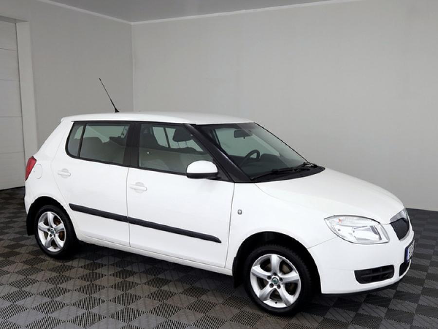 White Skoda Fabia 2009 in Tallinn, with an engine capacity of 1.20 L and mileage of 123 thousand km for 1999 €, photo 1 on AUTOMOTO.COM.LV