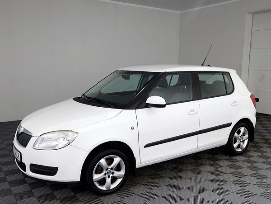 White Skoda Fabia 2009 in Tallinn, with an engine capacity of 1.20 L and mileage of 123 thousand km for 1999 €, photo 3 on AUTOMOTO.COM.LV