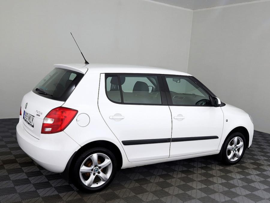 White Skoda Fabia 2009 in Tallinn, with an engine capacity of 1.20 L and mileage of 123 thousand km for 1999 €, photo 4 on AUTOMOTO.COM.LV