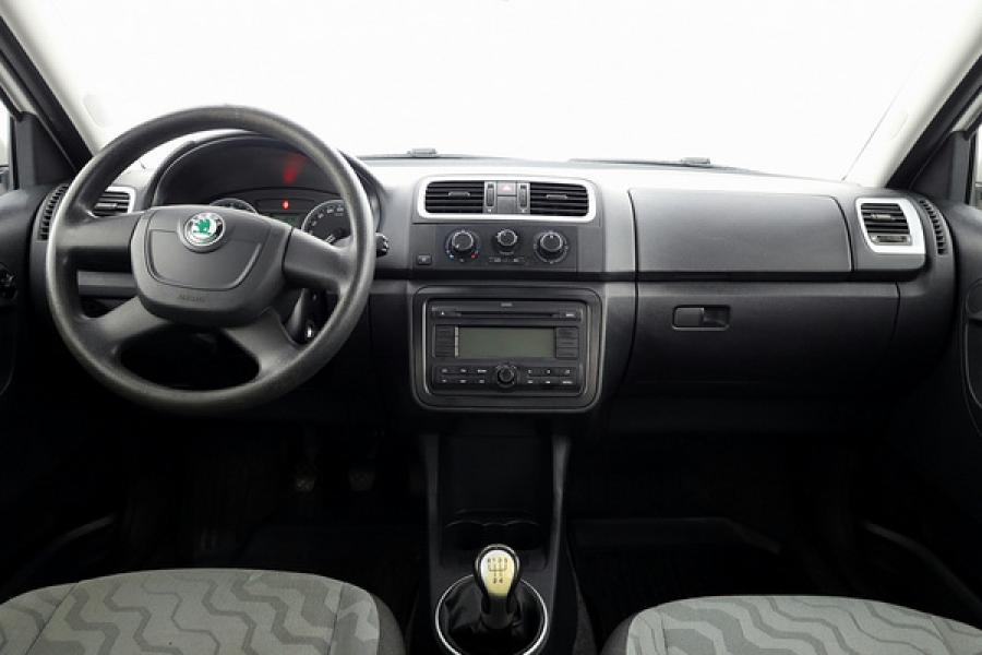 White Skoda Fabia 2009 in Tallinn, with an engine capacity of 1.20 L and mileage of 123 thousand km for 1999 €, photo 6 on AUTOMOTO.COM.LV