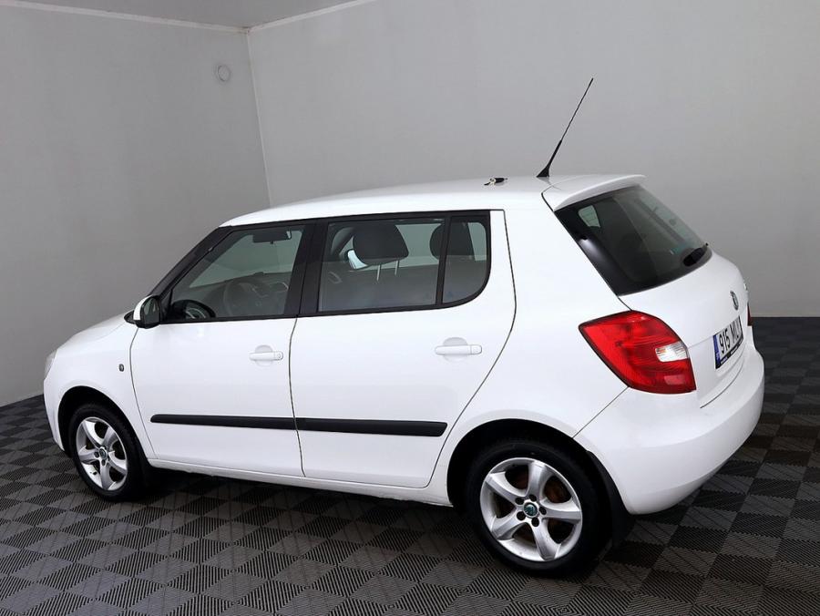 White Skoda Fabia 2009 in Tallinn, with an engine capacity of 1.20 L and mileage of 123 thousand km for 1999 €, photo 12 on AUTOMOTO.COM.LV