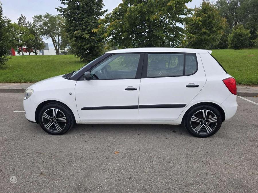 White Skoda Fabia 2009 in Siauliai, with an engine capacity of 1.20 L and mileage of 233 thousand km for 2000 €, photo 3 on AUTOMOTO.COM.LV