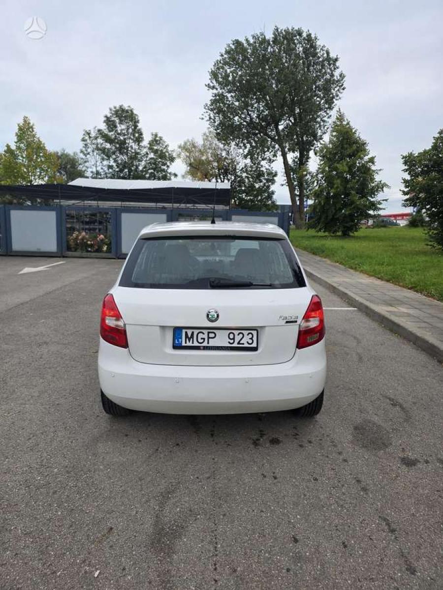 White Skoda Fabia 2009 in Siauliai, with an engine capacity of 1.20 L and mileage of 233 thousand km for 2000 €, photo 4 on AUTOMOTO.COM.LV