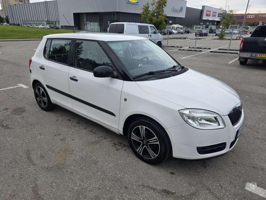 White Skoda Fabia 2009 in Siauliai, with an engine capacity of 1.20 L and mileage of 233 thousand km for 2000 €, photo 5 on AUTOMOTO.COM.LV