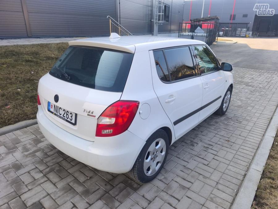 Balts Skoda Fabia 2011 Viļņa, ar dzinēja tilpumu 1.60 L un nobraukumu 315 tūkst. km par 1200 €, foto 5 vietnē AUTOMOTO.COM.LV