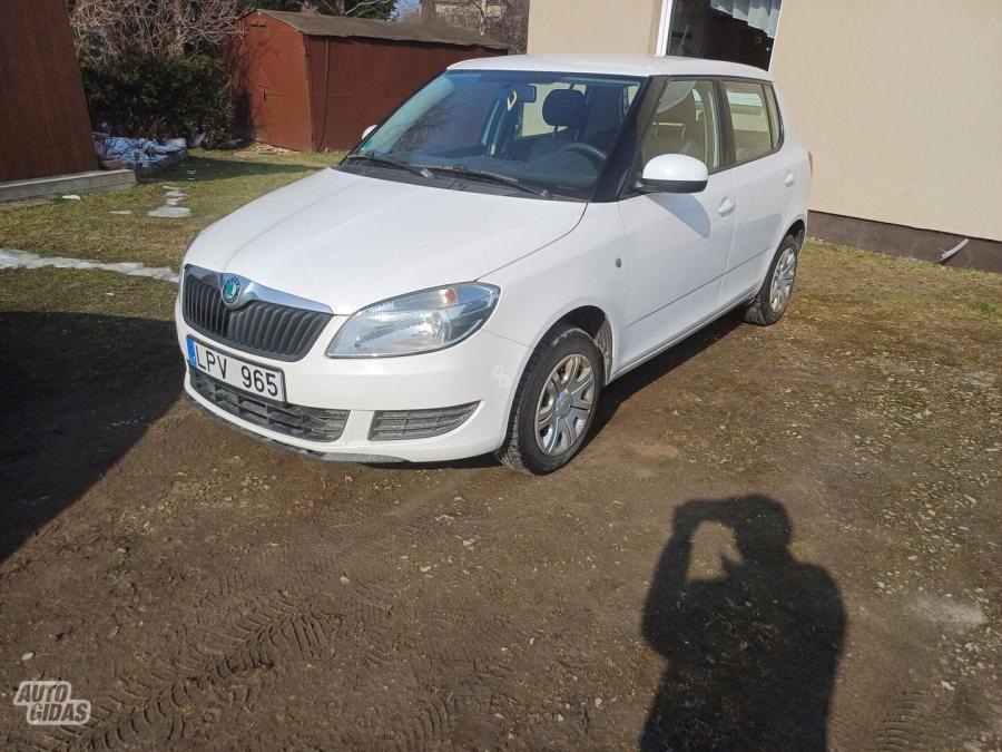 White Skoda Fabia 2012 in Vilnius, with an engine capacity of 1.60 L and mileage of 261 thousand km for 1599 €, photo 2 on AUTOMOTO.COM.LV