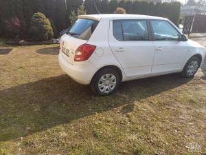 White Skoda Fabia 2012 in Vilnius, with an engine capacity of 1.60 L and mileage of 261 thousand km for 1599 €, photo 3 on AUTOMOTO.COM.LV