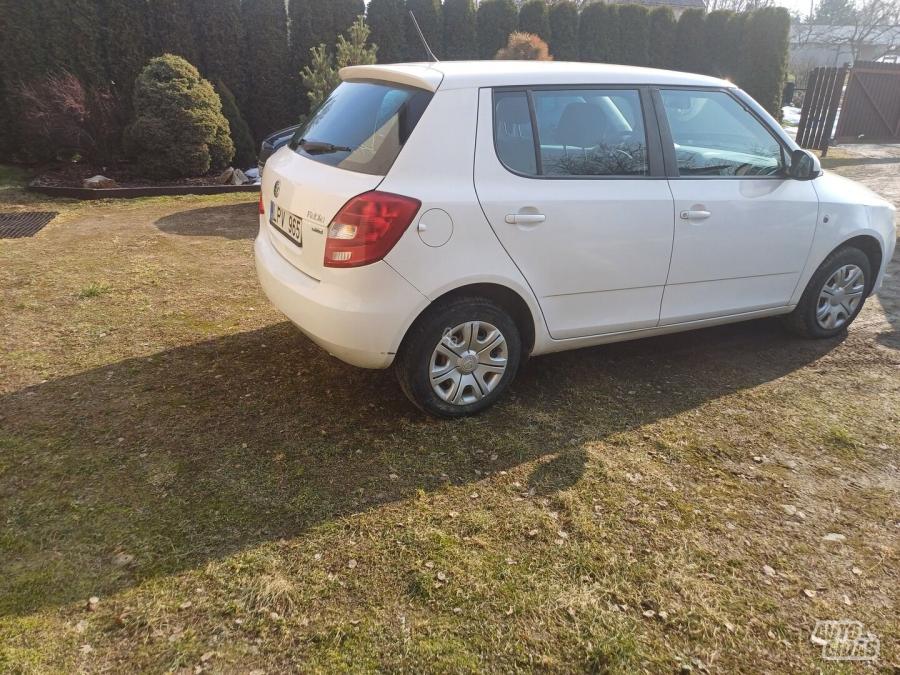 White Skoda Fabia 2012 in Vilnius, with an engine capacity of 1.60 L and mileage of 261 thousand km for 1599 €, photo 3 on AUTOMOTO.COM.LV