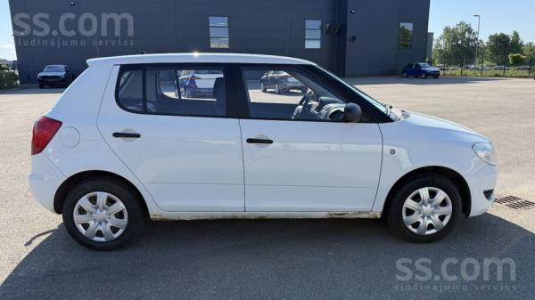 White Skoda Fabia 2012 in Riga, with an engine capacity of 1.20 L and mileage of 256 thousand km for 1090 €, photo 5 on AUTOMOTO.COM.LV