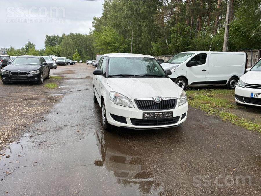 White Skoda Fabia 2012 in Riga, with an engine capacity of 1.20 L and mileage of 0 thousand km for 2550 €, photo 6 on AUTOMOTO.COM.LV