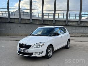 Белый Шкода Фабия 2013 в Даугавпилс, объемом двигателя 1.60 л и пробегом 250 тыс. км за 2550 €, фото  на AUTOMOTO.COM.LV