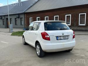 Balts Skoda Fabia 2013 Daugavpils, ar dzinēja tilpumu 1.60 L un nobraukumu 250 tūkst. km par 2550 €, foto 5 vietnē AUTOMOTO.COM.LV