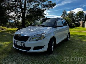 Balts Skoda Fabia 2013 Rīga, ar dzinēja tilpumu 1.60 L un nobraukumu 235 tūkst. km par 2750 €, foto  vietnē AUTOMOTO.COM.LV