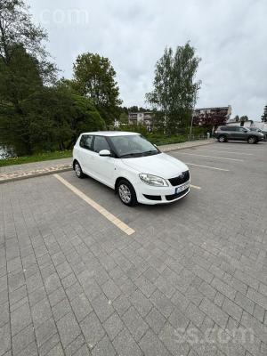 White Skoda Fabia 2014 in Riga, with an engine capacity of 1.60 L and mileage of 175 thousand km for 2600 €, photo  on AUTOMOTO.COM.LV