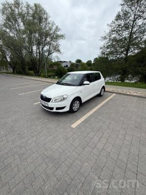 Balts Skoda Fabia 2014 Rīga, ar dzinēja tilpumu 1.60 L un nobraukumu 175 tūkst. km par 2600 €, foto 4 vietnē AUTOMOTO.COM.LV