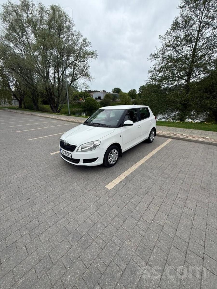 Balts Skoda Fabia 2014 Rīga, ar dzinēja tilpumu 1.60 L un nobraukumu 175 tūkst. km par 2600 €, foto 4 vietnē AUTOMOTO.COM.LV