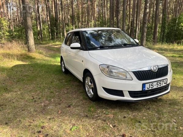 White Skoda Fabia 2014 in Riga, with an engine capacity of 1.60 L and mileage of 250 thousand km for 2850 €, photo 1 on AUTOMOTO.COM.LV