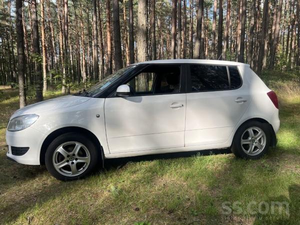 White Skoda Fabia 2014 in Riga, with an engine capacity of 1.60 L and mileage of 250 thousand km for 2850 €, photo 3 on AUTOMOTO.COM.LV