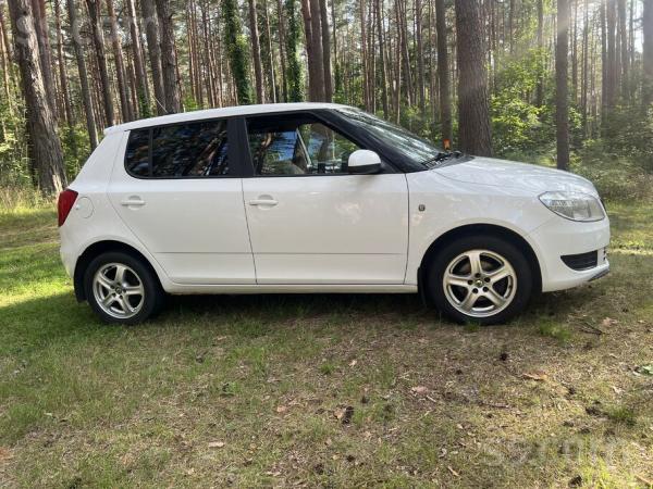 White Skoda Fabia 2014 in Riga, with an engine capacity of 1.60 L and mileage of 250 thousand km for 2850 €, photo 4 on AUTOMOTO.COM.LV