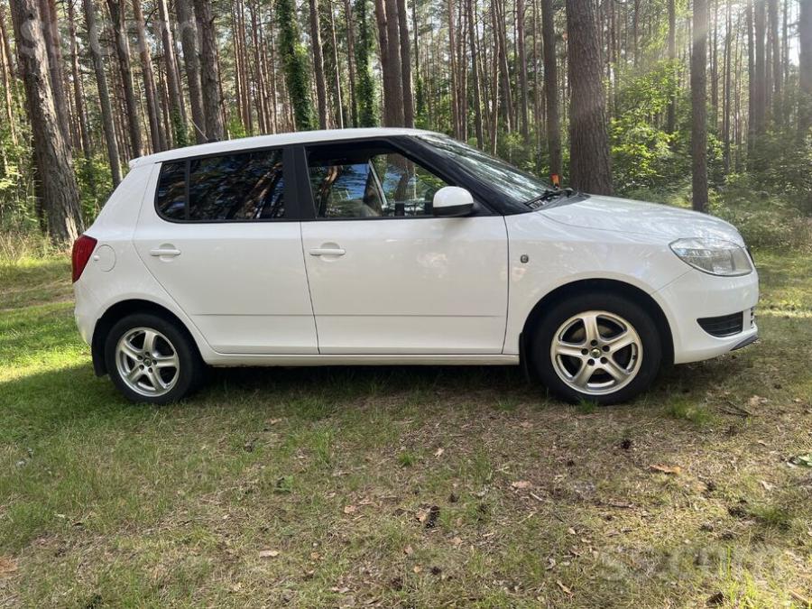 White Skoda Fabia 2014 in Riga, with an engine capacity of 1.60 L and mileage of 250 thousand km for 2850 €, photo 5 on AUTOMOTO.COM.LV