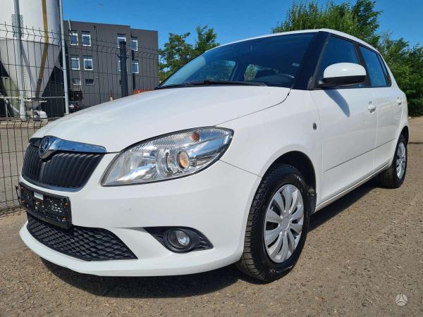 White Skoda Fabia 2014 in Kaunas, with an engine capacity of 1.60 L and mileage of 123 thousand km for 3600 €, photo 2 on AUTOMOTO.COM.LV