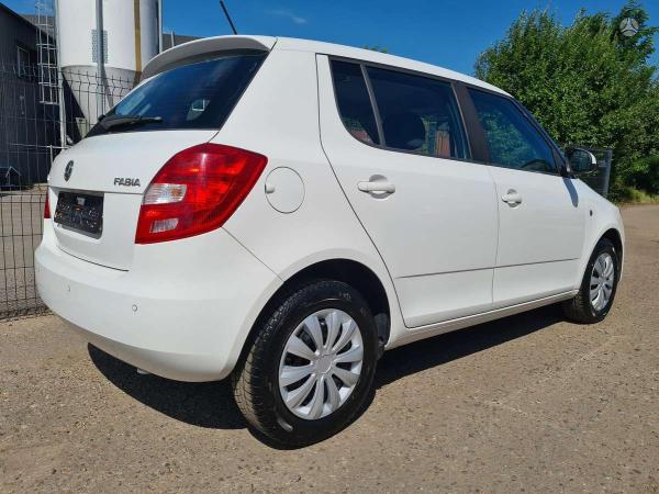 White Skoda Fabia 2014 in Kaunas, with an engine capacity of 1.60 L and mileage of 123 thousand km for 3600 €, photo 4 on AUTOMOTO.COM.LV