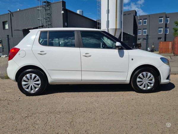 White Skoda Fabia 2014 in Kaunas, with an engine capacity of 1.60 L and mileage of 123 thousand km for 3600 €, photo 5 on AUTOMOTO.COM.LV