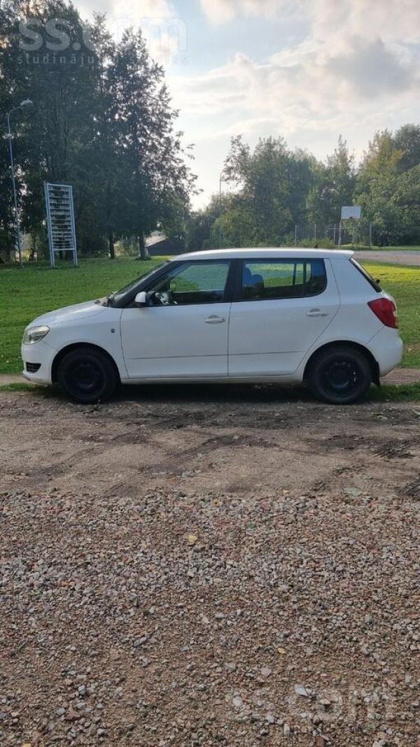 White Skoda Fabia 2014 in Riga, with an engine capacity of 1.20 L and mileage of 287 thousand km for 2200 €, photo 2 on AUTOMOTO.COM.LV