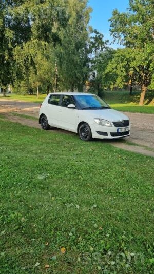 White Skoda Fabia 2014 in Riga, with an engine capacity of 1.20 L and mileage of 287 thousand km for 2200 €, photo 5 on AUTOMOTO.COM.LV