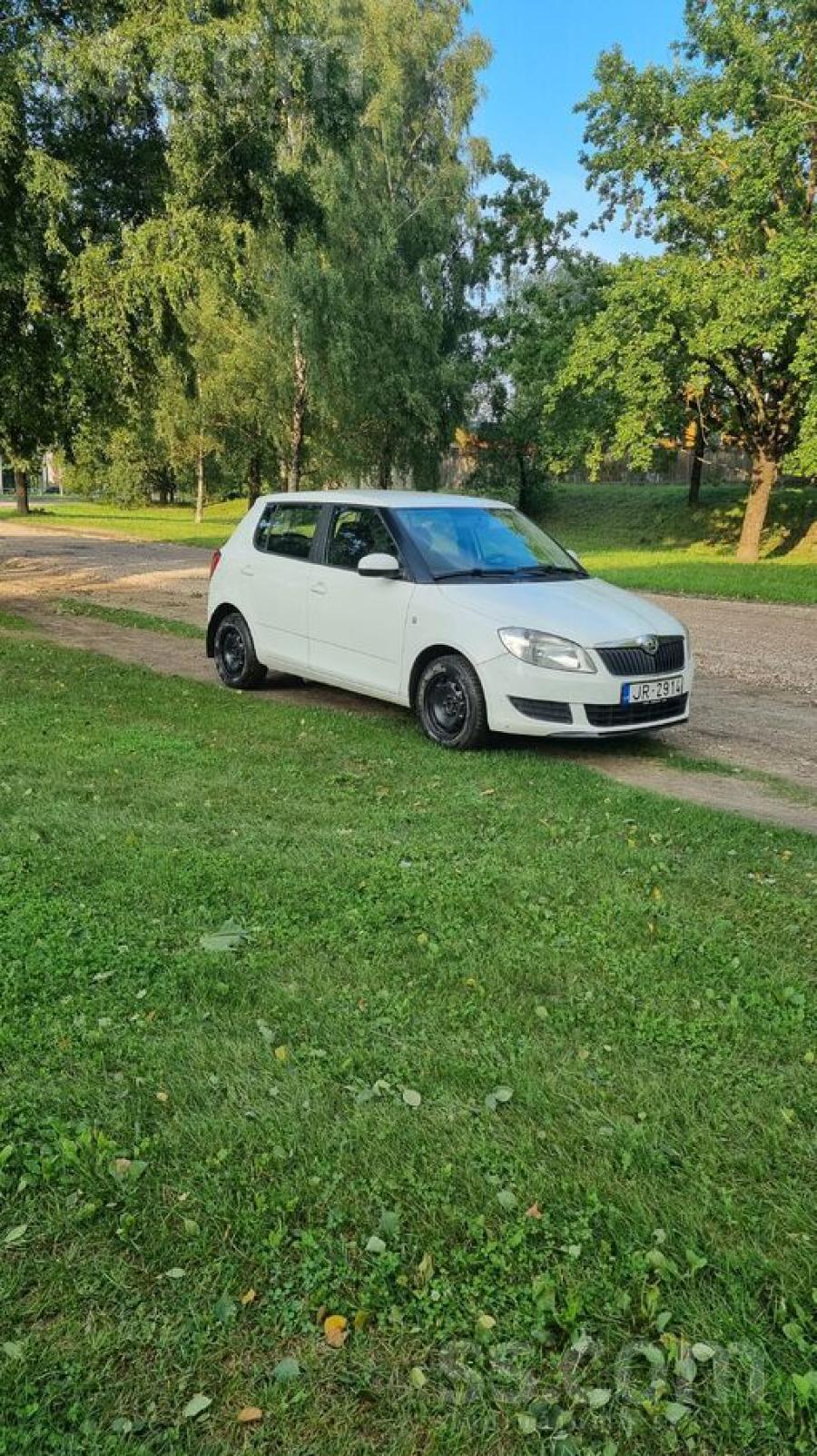 White Skoda Fabia 2014 in Riga, with an engine capacity of 1.20 L and mileage of 287 thousand km for 2200 €, photo 5 on AUTOMOTO.COM.LV