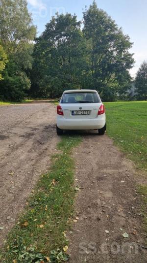 White Skoda Fabia 2014 in Riga, with an engine capacity of 1.20 L and mileage of 287 thousand km for 2200 €, photo 7 on AUTOMOTO.COM.LV