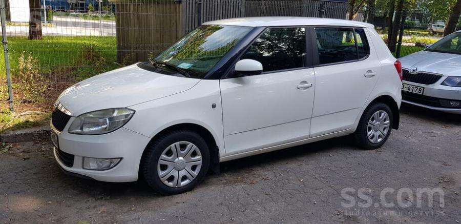 White Skoda Fabia 2014 in Riga, with an engine capacity of 1.60 L and mileage of 288 thousand km for 1460 €, photo 1 on AUTOMOTO.COM.LV