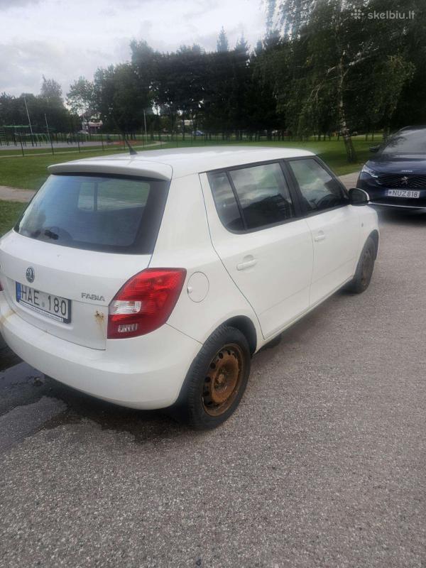 White Skoda Fabia 2014 in Klaipeda, with an engine capacity of 1.60 L and mileage of 255 thousand km for 900 €, photo 1 on AUTOMOTO.COM.LV