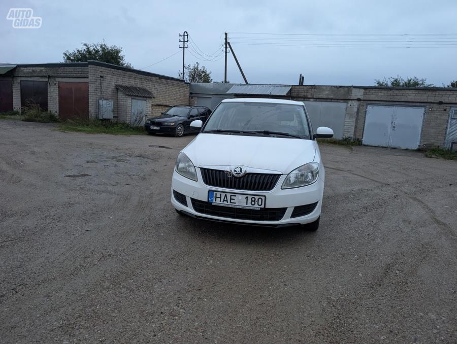 White Skoda Fabia 2014 in Klaipeda, with an engine capacity of 1.60 L and mileage of 267 thousand km for 1450 €, photo 4 on AUTOMOTO.COM.LV