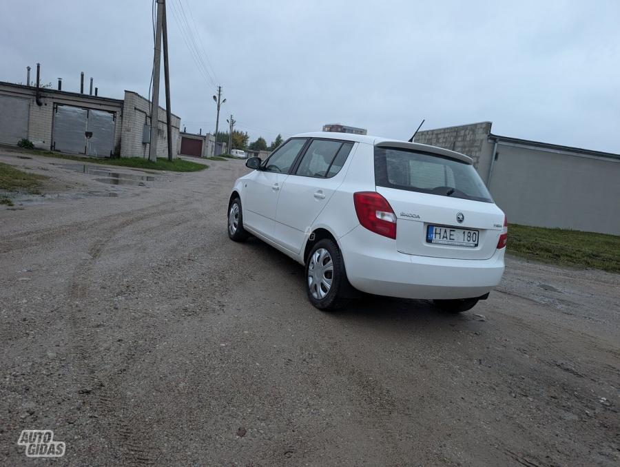 White Skoda Fabia 2014 in Klaipeda, with an engine capacity of 1.60 L and mileage of 267 thousand km for 1450 €, photo 5 on AUTOMOTO.COM.LV