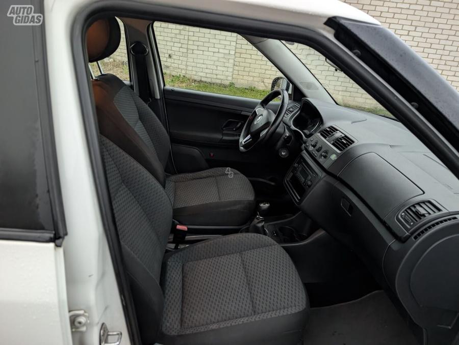 White Skoda Fabia 2014 in Klaipeda, with an engine capacity of 1.60 L and mileage of 267 thousand km for 1450 €, photo 12 on AUTOMOTO.COM.LV