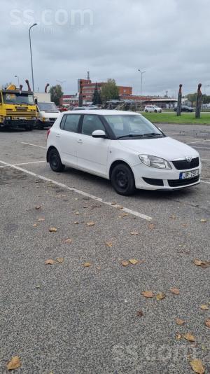 Balts Skoda Fabia 2014 Rīga, ar dzinēja tilpumu 1.20 L un nobraukumu 286 tūkst. km par 1800 €, foto  vietnē AUTOMOTO.COM.LV